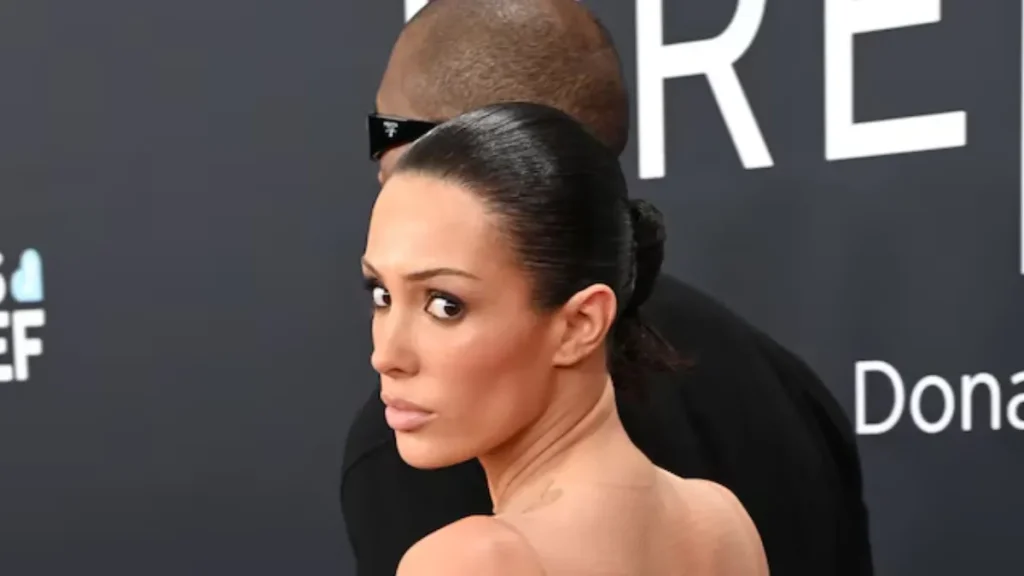 Kanye West promociona nuevo proyecto con Bianca Censori desnuda - FmHit99